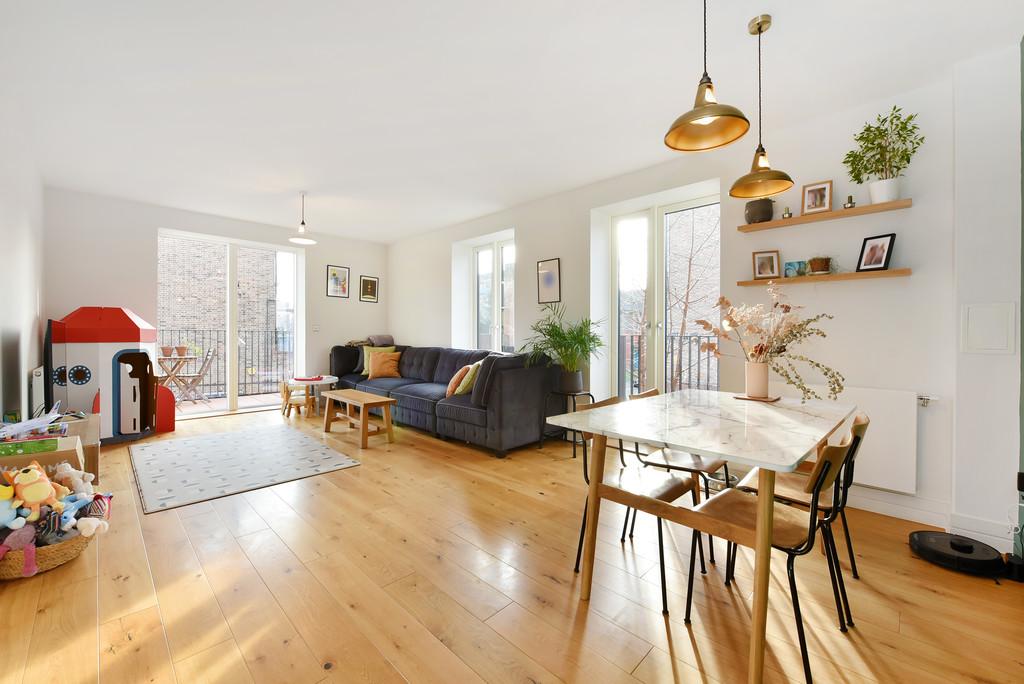 Loddiges Road, London E9 3 bed apartment - £3,750 pcm (£865 pw)