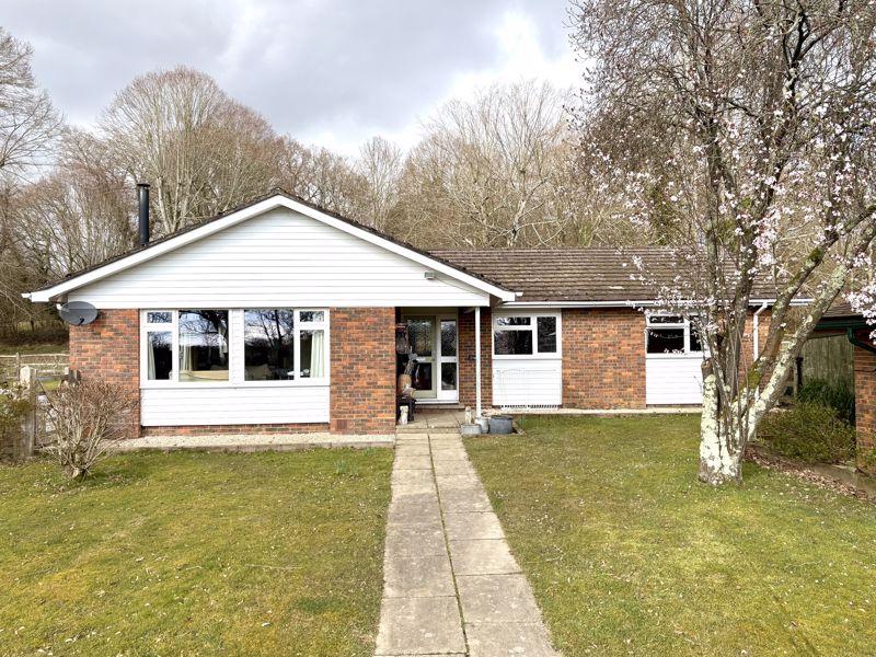 Ditton Place, Balcombe 3 bed detached bungalow to rent - £2,000 pcm (£ ...