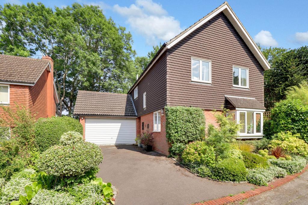 Albany Crescent, Claygate, KT10 4 bed detached house - £950,000
