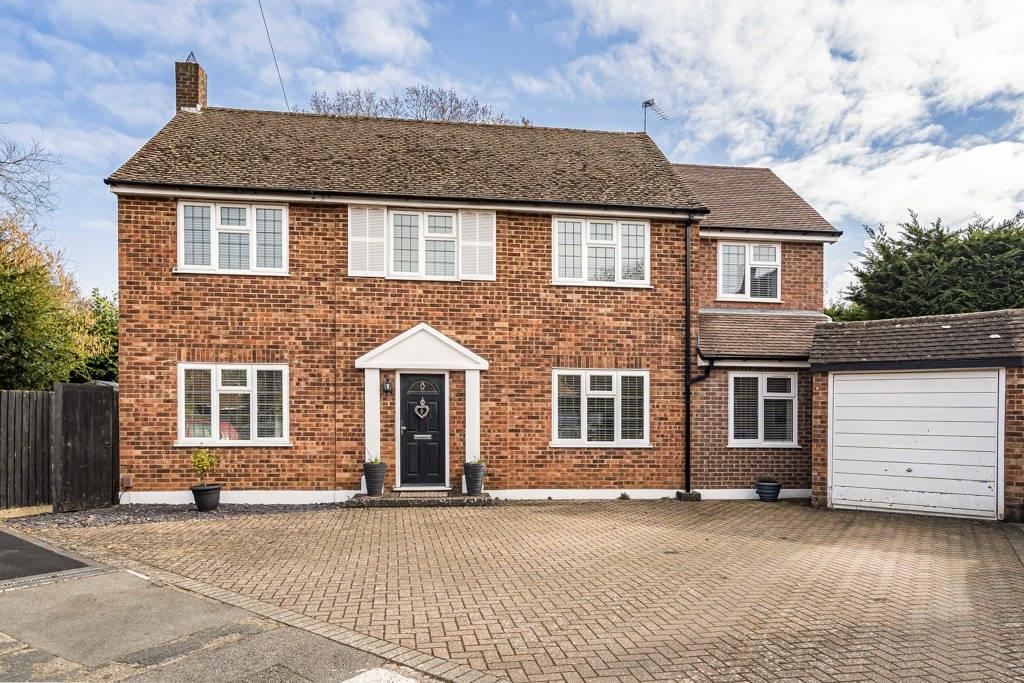 Gordon Close, Surrey KT16 4 bed detached house - £799,950