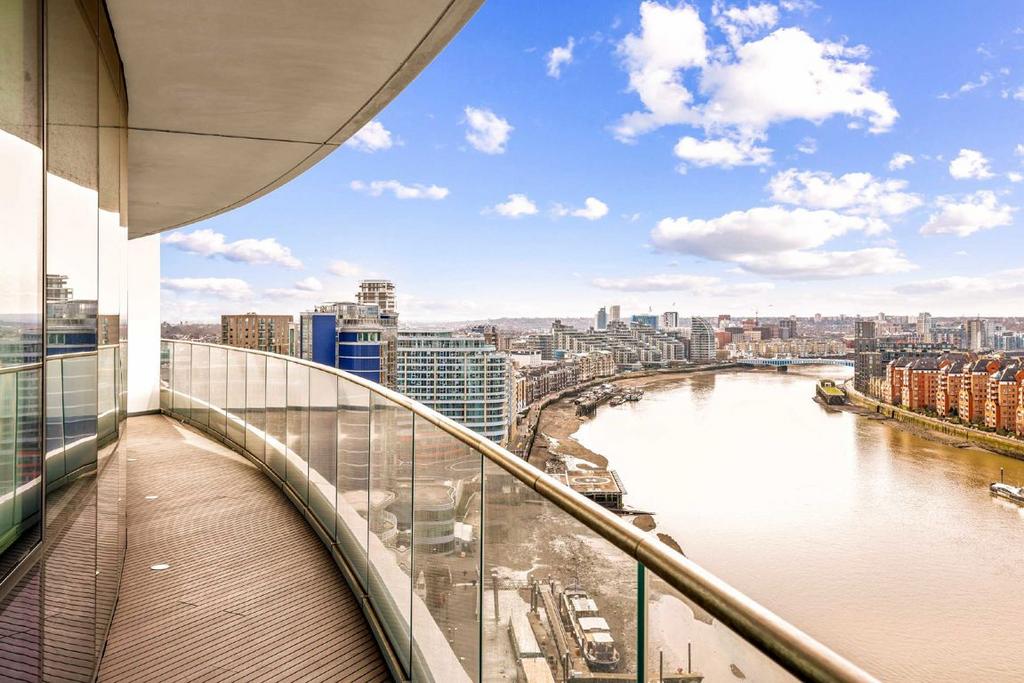 Lombard Road, London SW11 2 bed flat - £3,423 pcm (£790 pw)