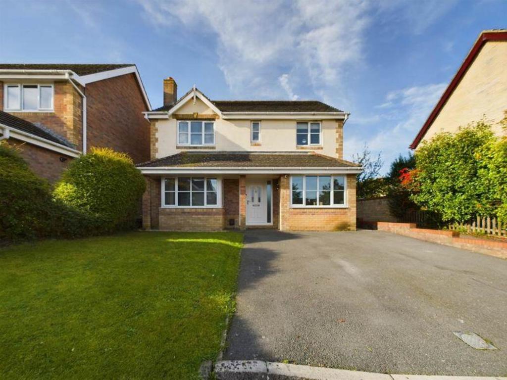 Clover Road, Wick St Lawrence... 4 bed house - £1,800 pcm (£415 pw)
