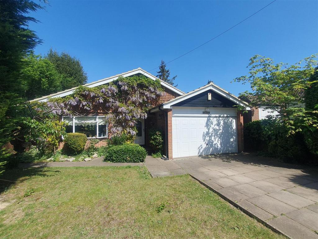 Ermyn Way, Leatherhead KT22 2 bed detached bungalow for sale - £675,000