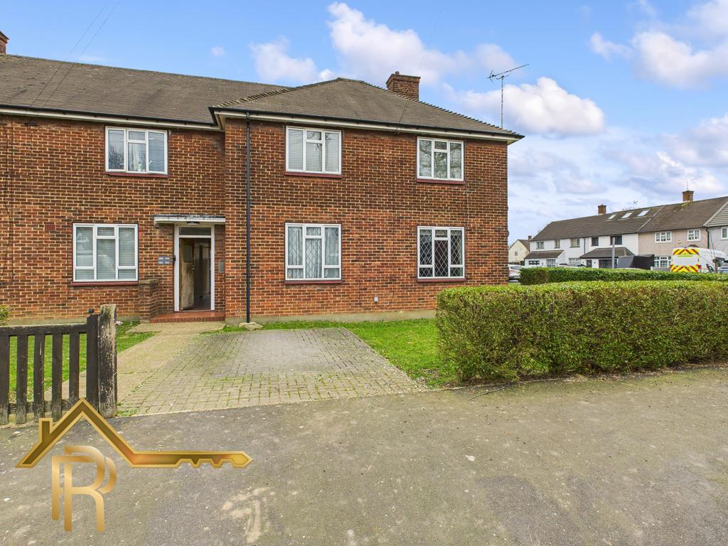 Chippenham Road, Romford RM3 1 bed apartment for sale - £220,000