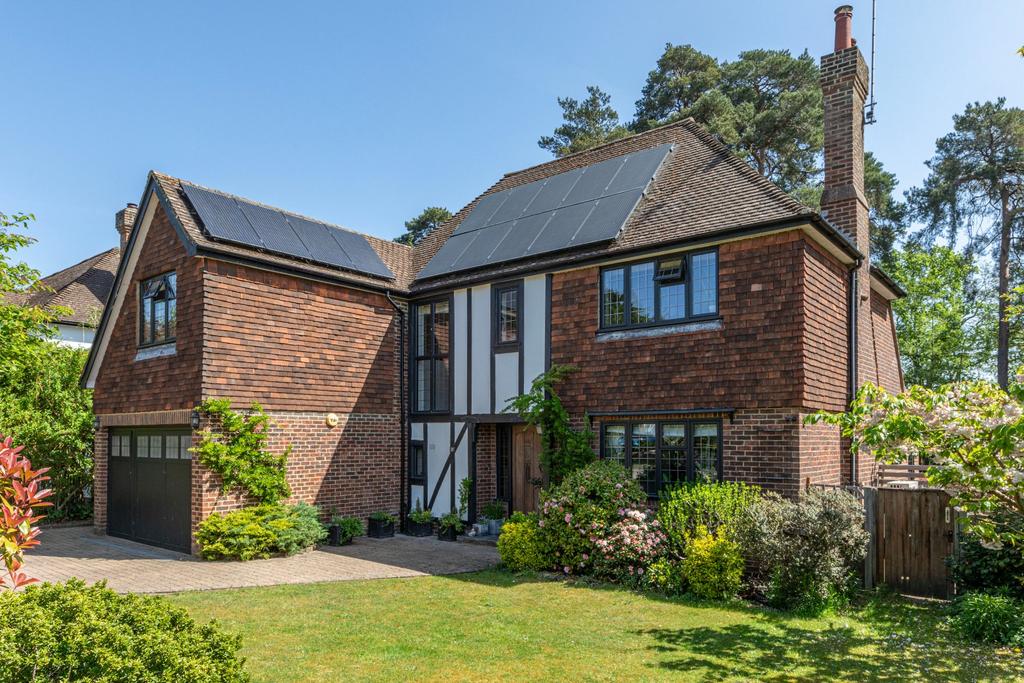 The Gateway, Woodham, Surrey, GU21 5 bed detached house for sale - £ ...