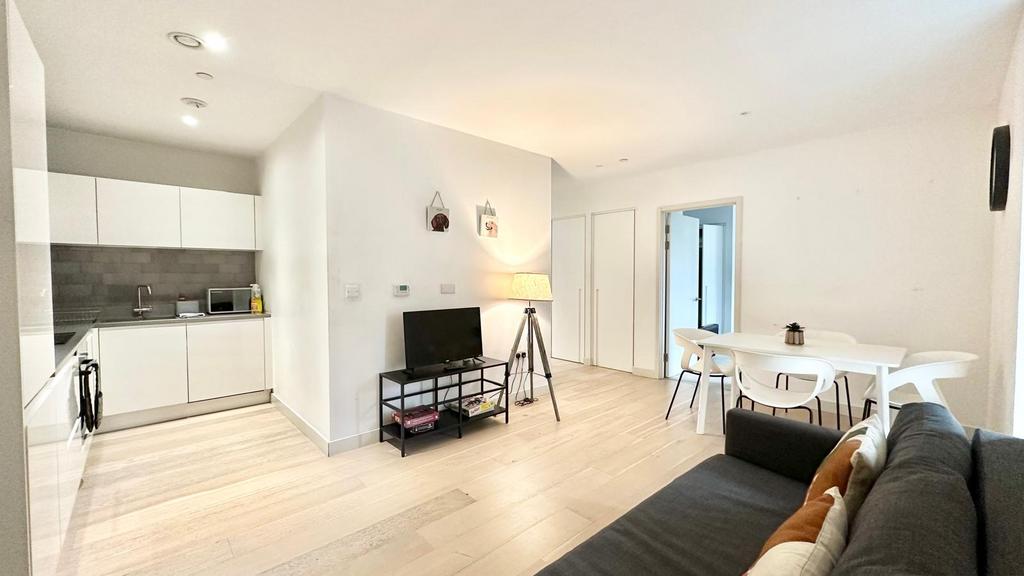 Liner House, Royal Wharf Walk, London... 2 bed apartment for sale - £ ...