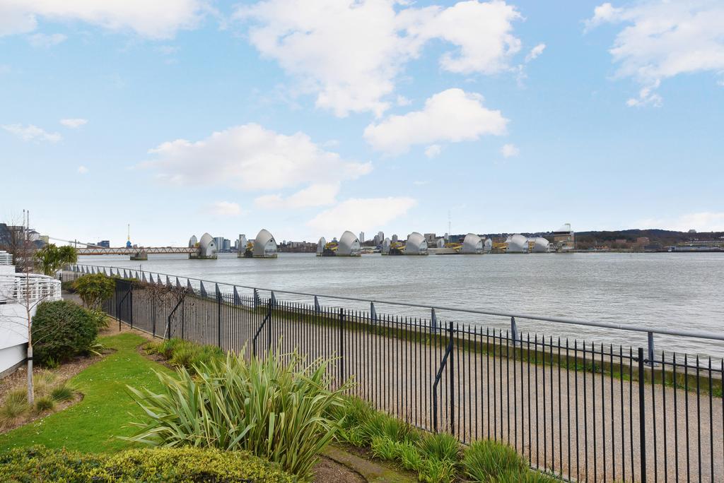 London E16 2 bed flat - £425,000