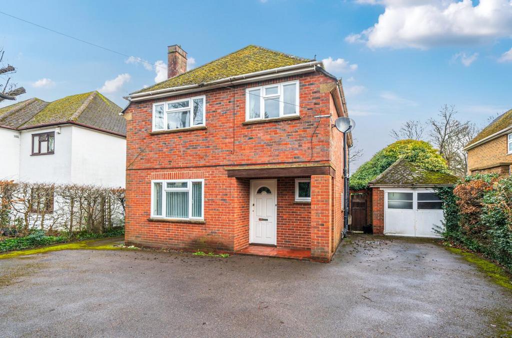 Prospect Avenue, Farnborough GU14 3 bed house - £2,000 pcm (£462 pw)