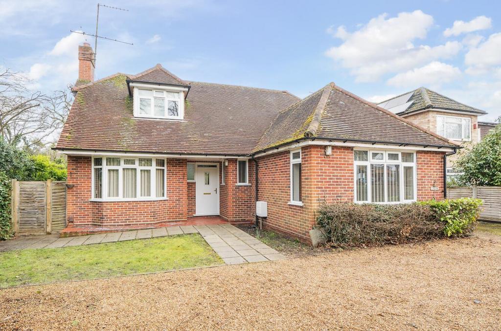 Prospect Avenue, Farnborough GU14 3 bed house to rent - £2,650 pcm (£ ...