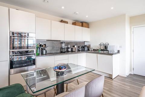 Moorhen Drive, Hendon, London, NW9 2 bed flat - £2,300 pcm (£531 pw)