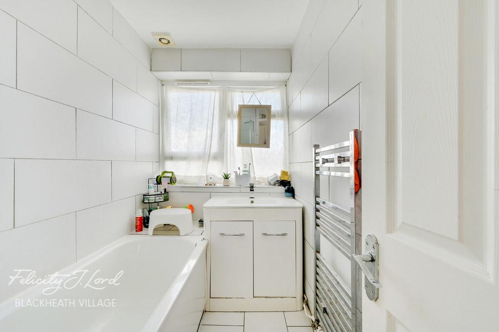 Chinbrook Road, London 3 bed apartment for sale - £325,000
