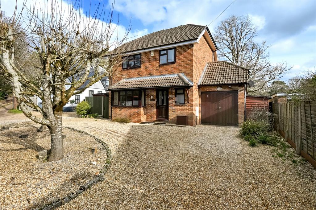 Chambers Road, Guildford GU12 4 bed detached house for sale - £600,000