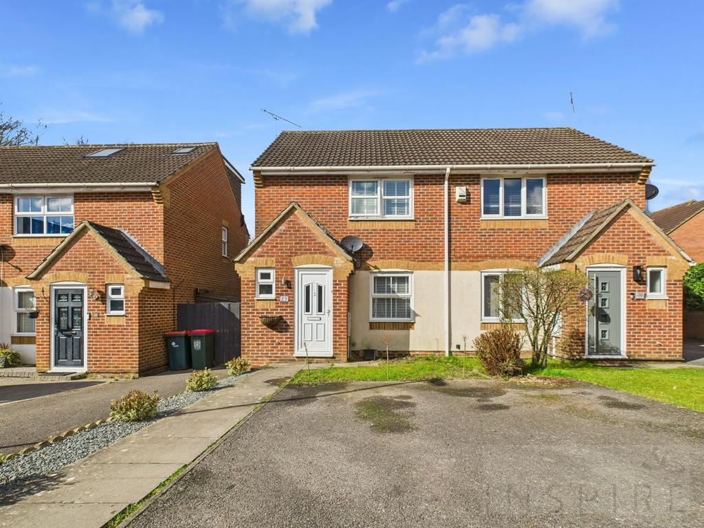 Stable Close, Crawley RH10 2 bed semi-detached house for sale - £350,000