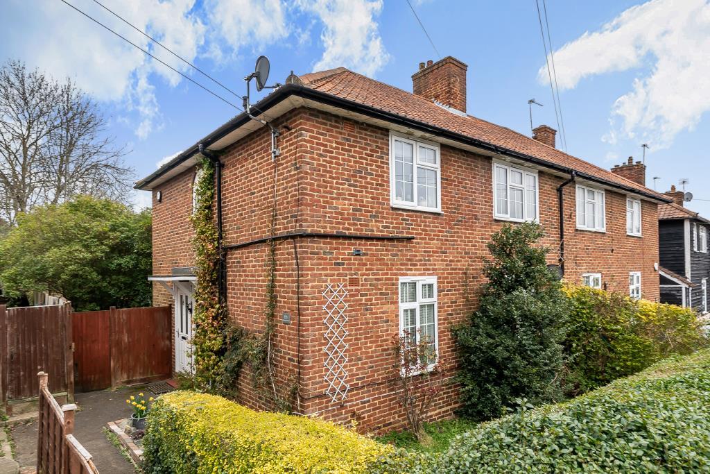 Edgware, Harrow, HA8 2 bed maisonette to rent - £1,750 pcm (£404 pw)