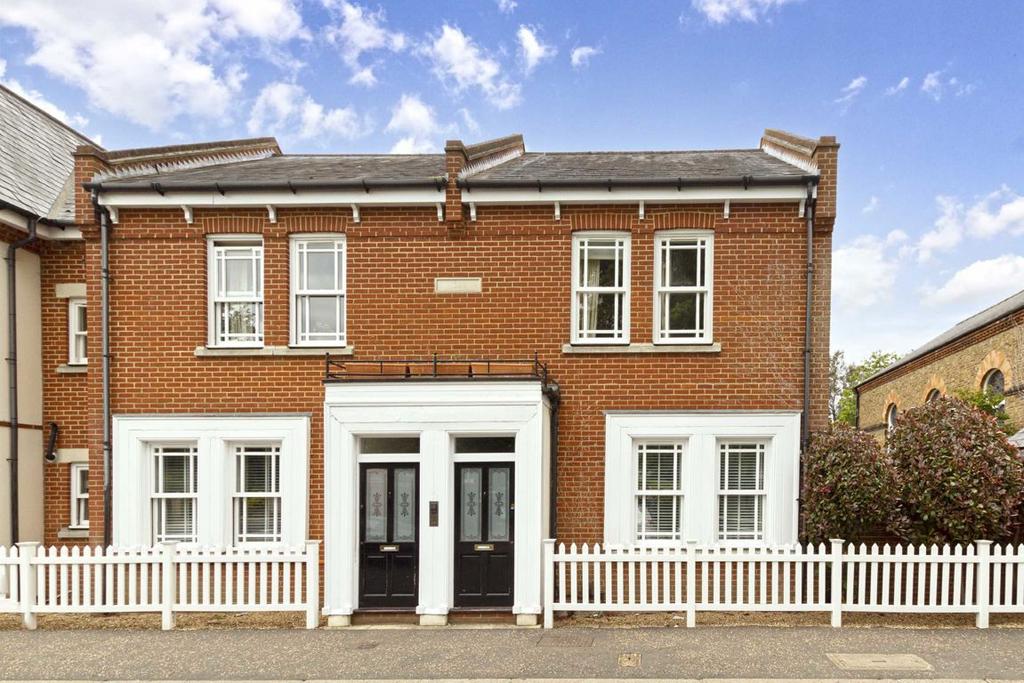 First Cross Road, Twickenham TW2 2 bed flat - £2,050 pcm (£473 pw)