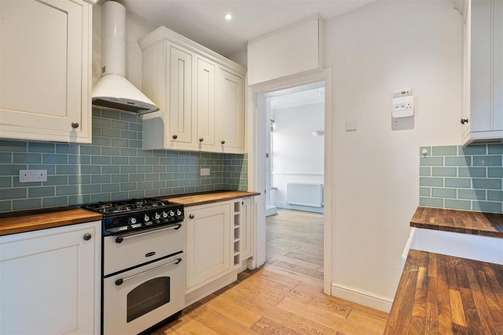 Grand Drive, Raynes Park SW20 1 bed flat - £275,000
