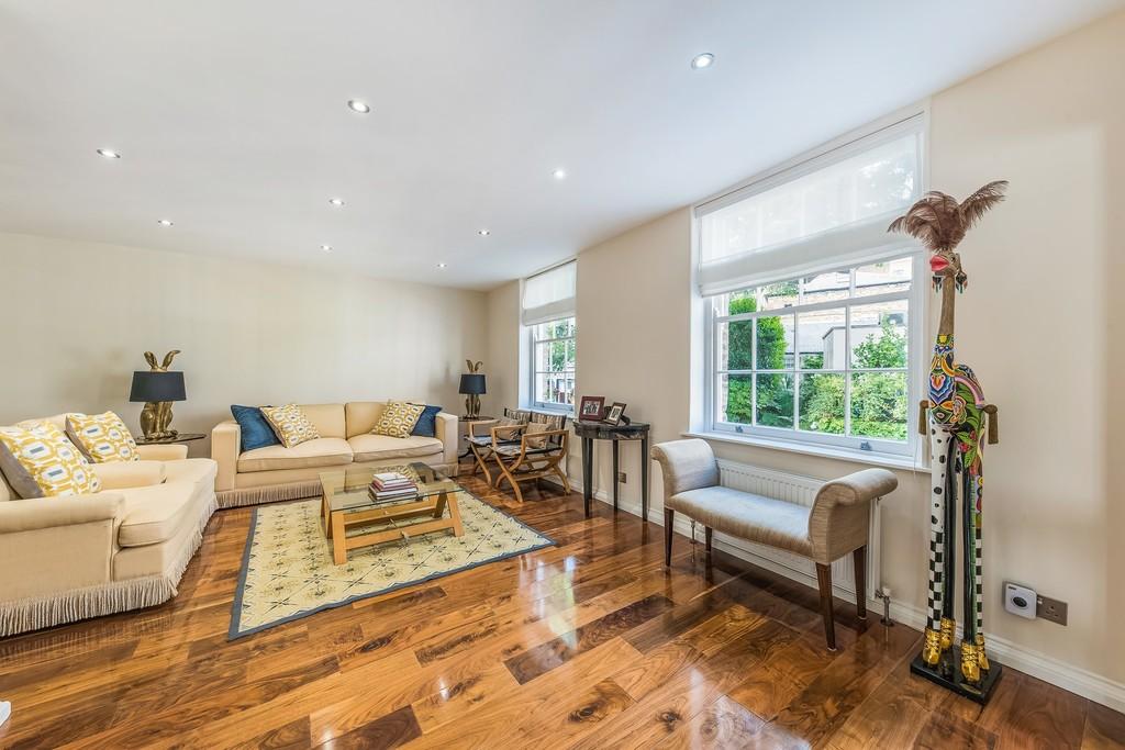 Wilton Row, London, SW1X 3 bed mews to rent - £9,100 pcm (£2,100 pw)