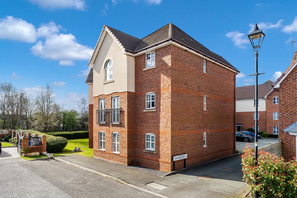 Malahide Court, Widnes WA8 2 bed apartment for sale - £130,000