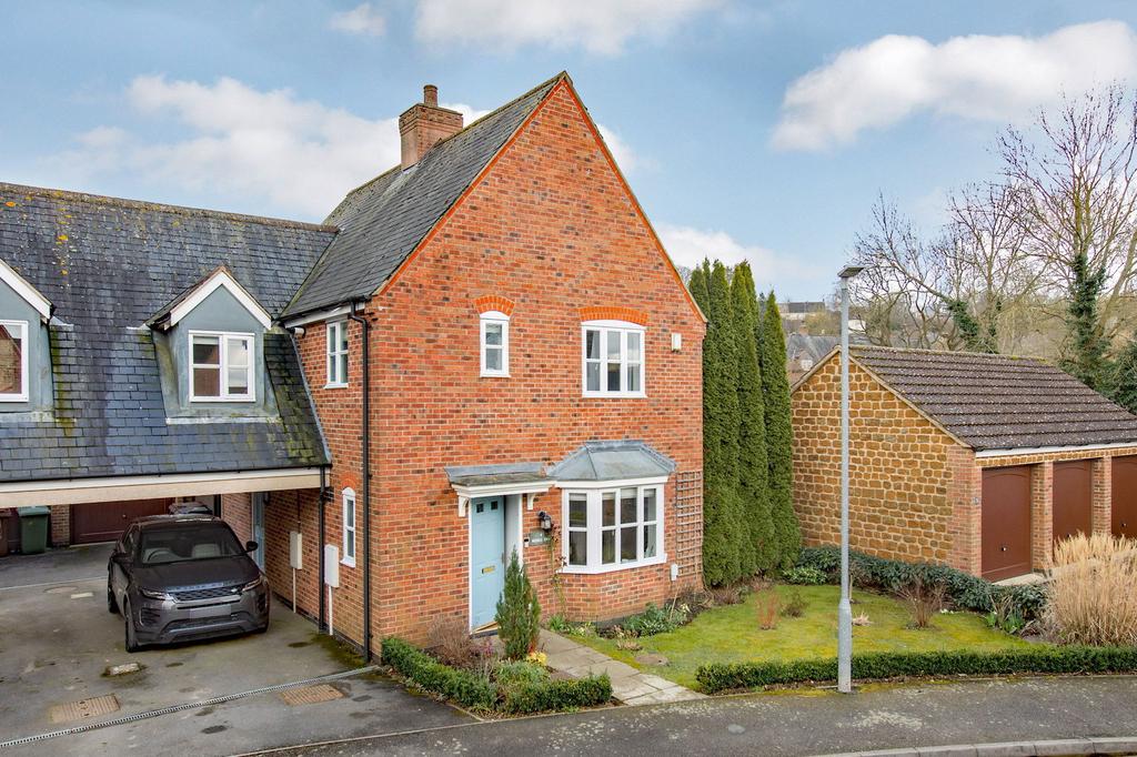 Glover Court, Market Harborough LE16 3 bed link detached house - £400,000