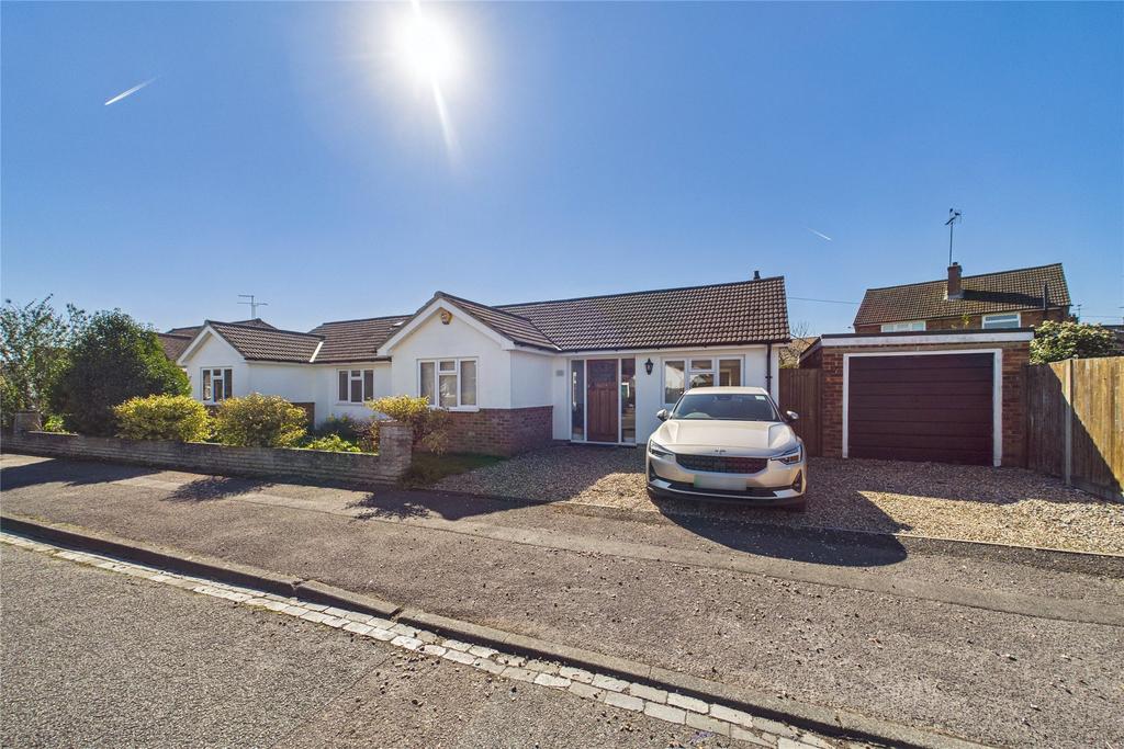 Ray Lea Road, Maidenhead, Berkshire, SL6 3 bed bungalow to rent - £ ...