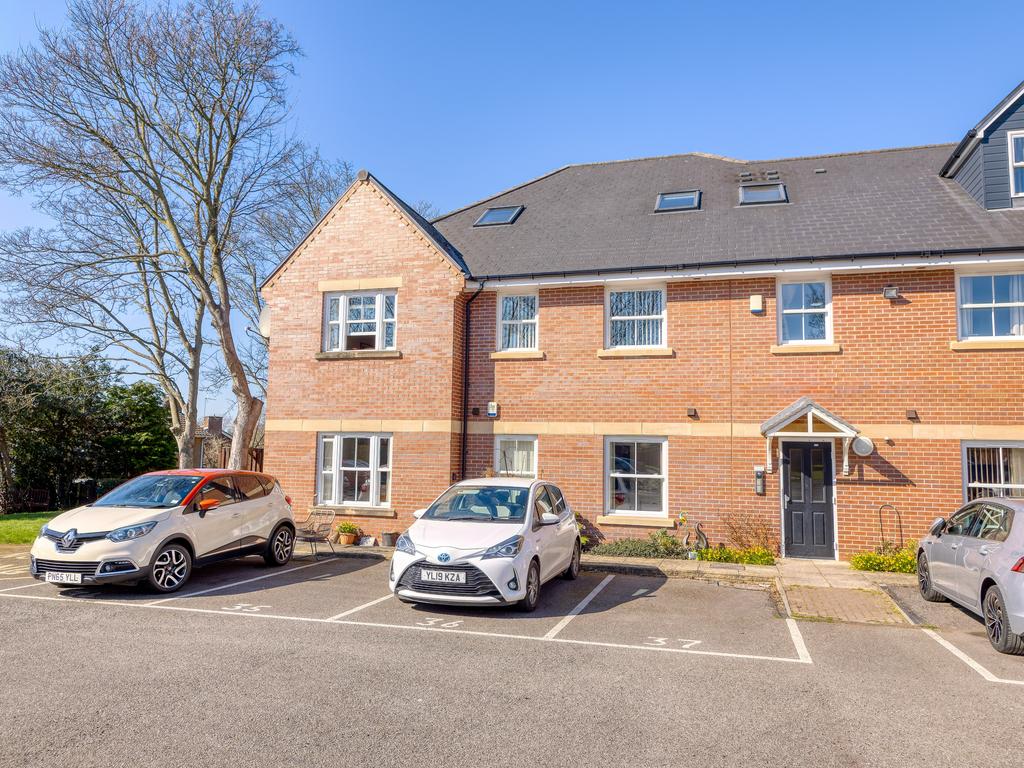 Grove Court, Worksop S80 2 bed flat for sale - £140,000