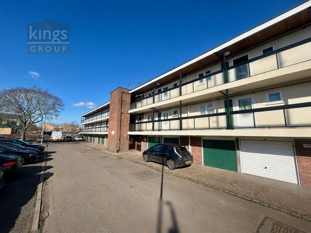 Maynard Court, Waltham Abbey 2 bed flat for sale - £225,000