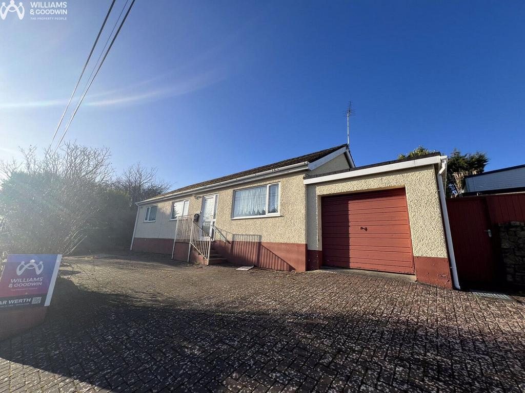 A5025, Penysarn, Anglesey, LL69 3 bed bungalow for sale - £225,000