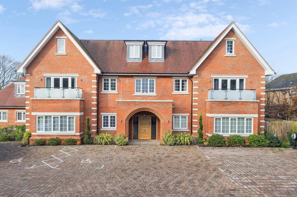 Amersham Road, Chesterton House, HP9 2 bed apartment - £799,950