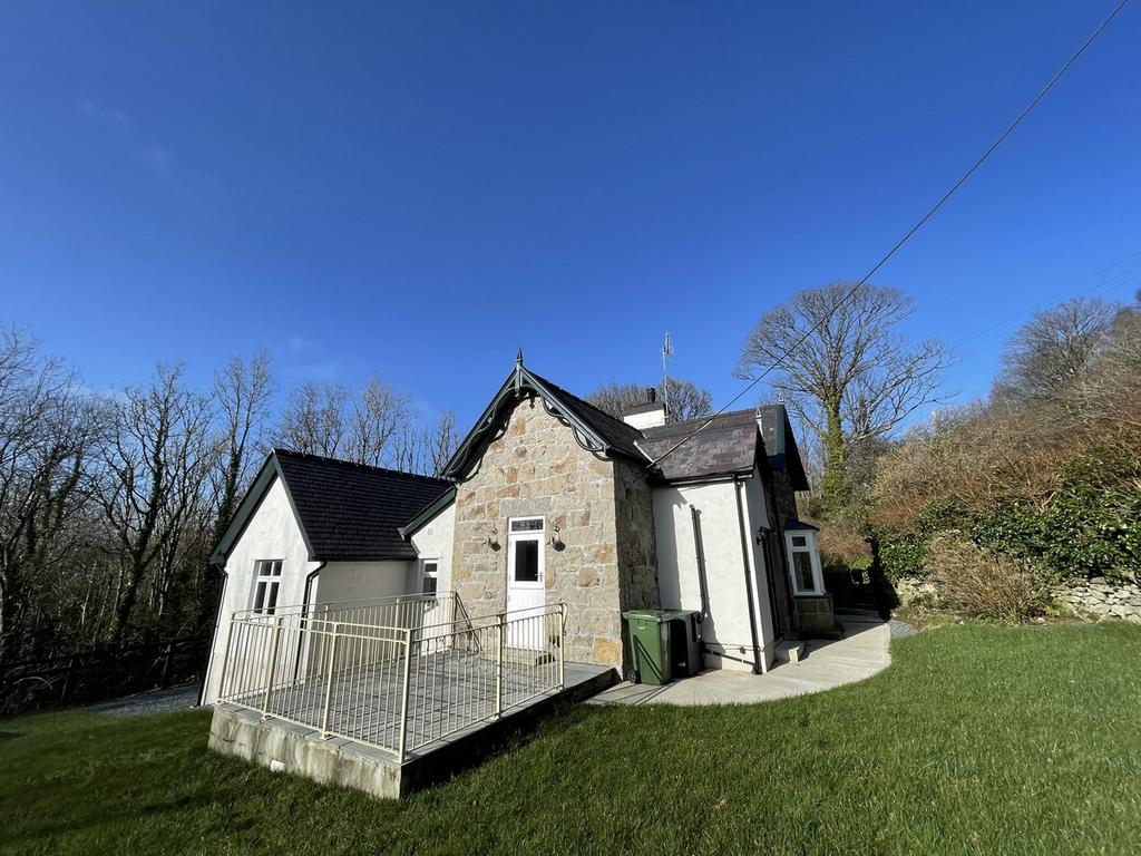 Marianglas, LL73 2 bed detached house - £800 pcm (£185 pw)