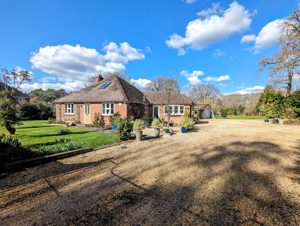 Latchmoor, Brockenhurst, Hampshire, SO42 3 bed bungalow for sale - £980,000