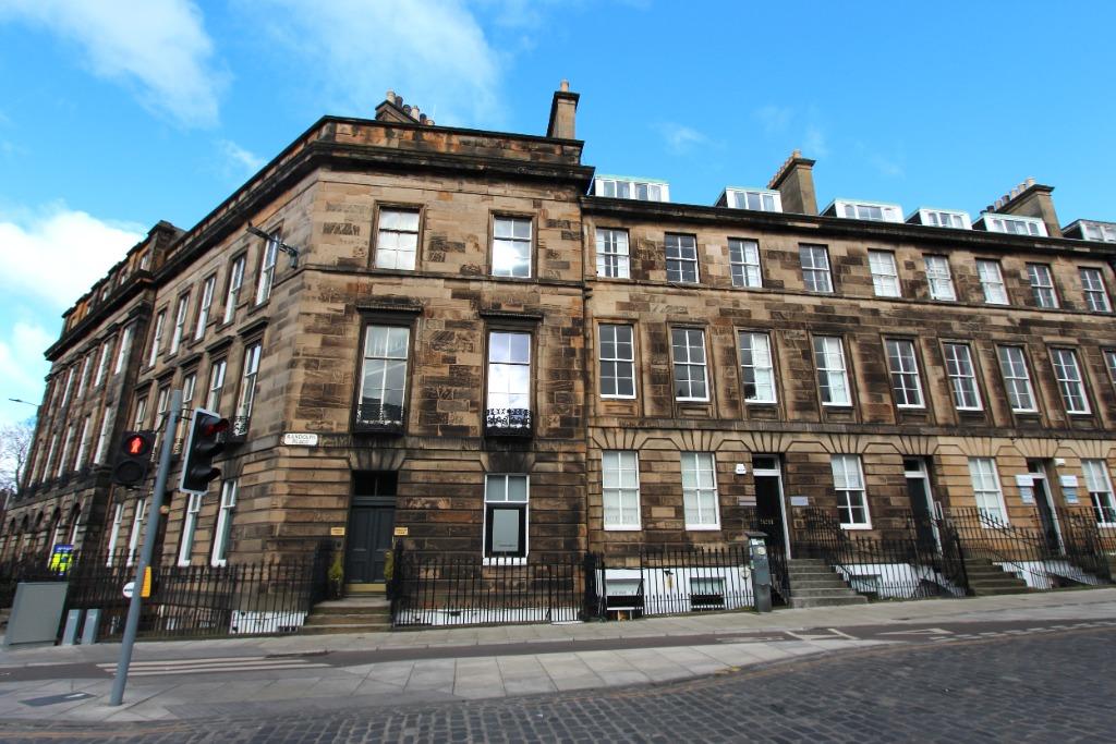Randolph Place, West End, Edinburgh, EH3 4 bed flat - £3,000 pcm (£692 pw)