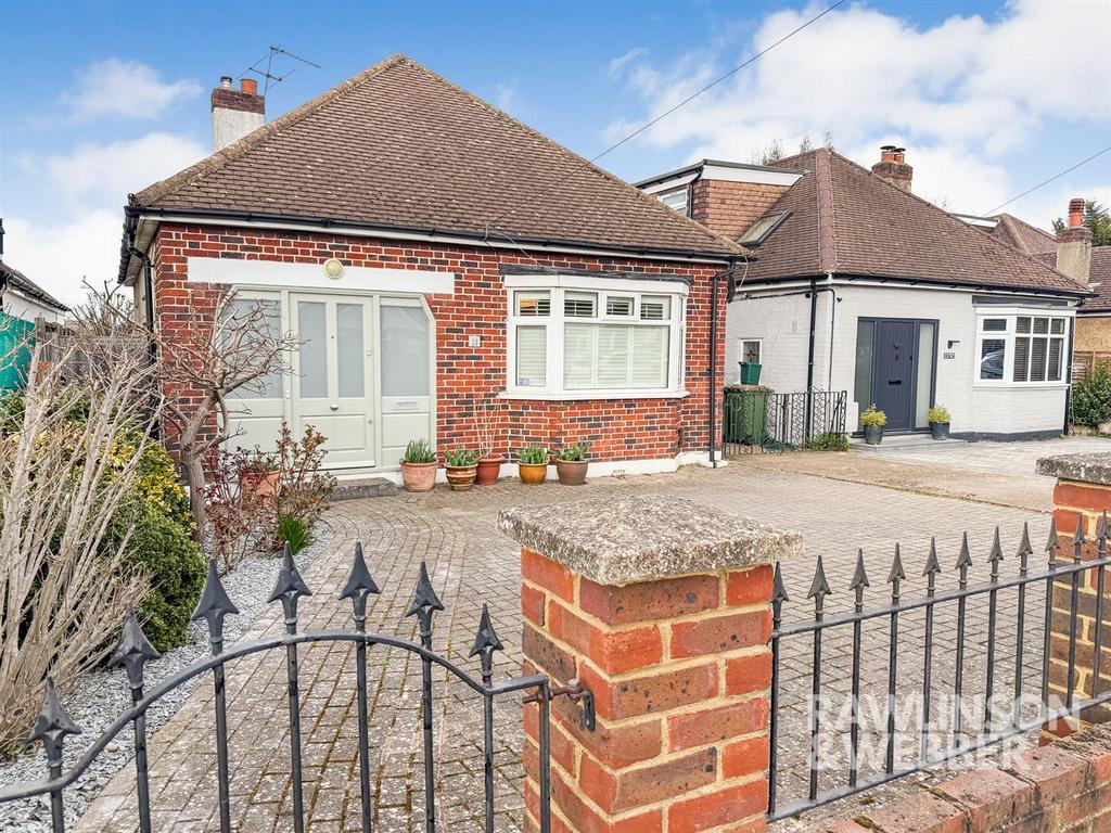 Merton Way, West Molesey KT8 3 bed detached bungalow - £749,950