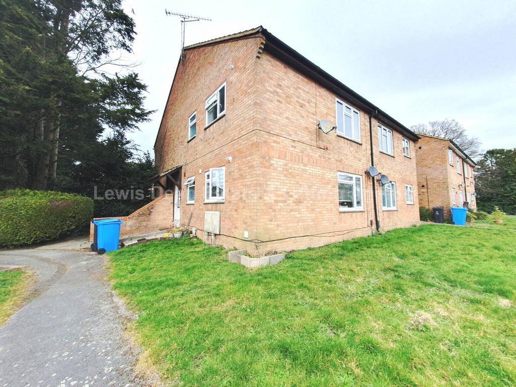 Two Bedroom Ground Floor Flat -... 2 bed flat - £995 pcm (£230 pw)