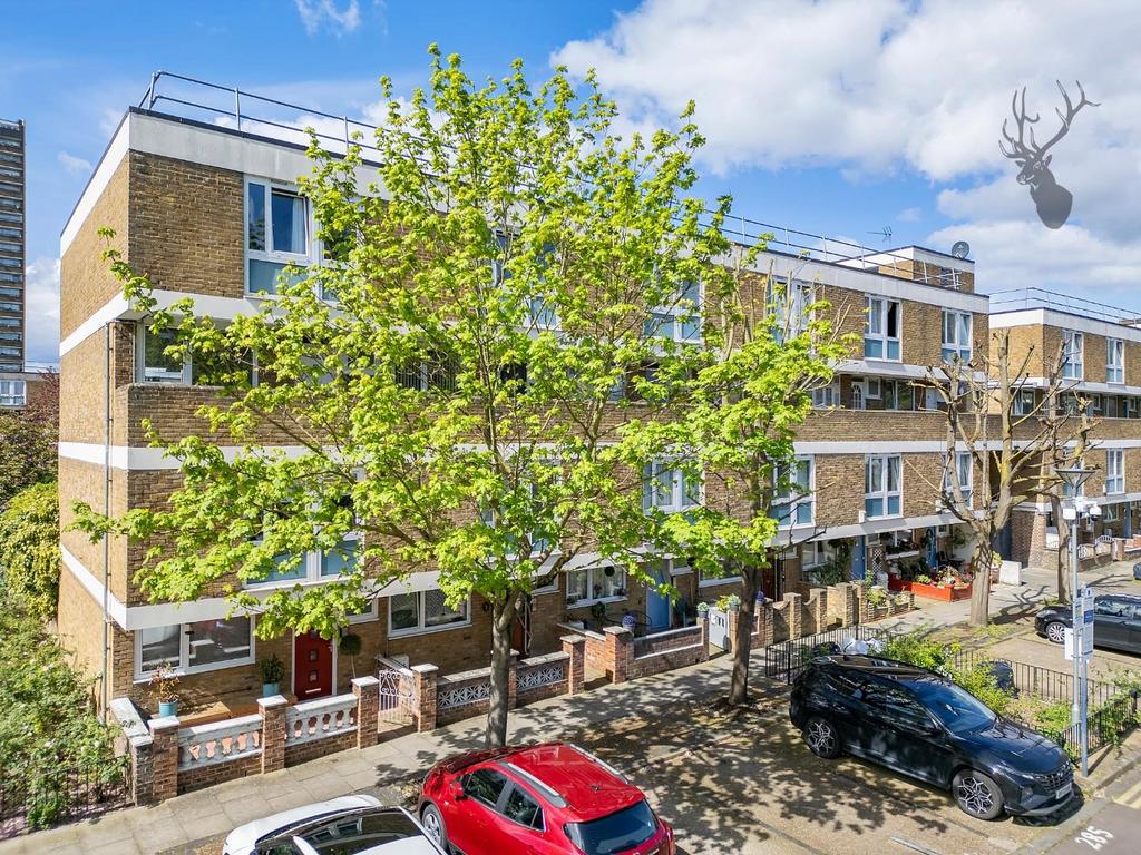 Ford Road, Bow E3 3 bed duplex to rent - £2,800 pcm (£646 pw)
