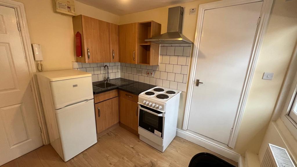 Flat D 85 Hammersmith Road, London 1 bed terraced house - £1,235 pcm (£ ...