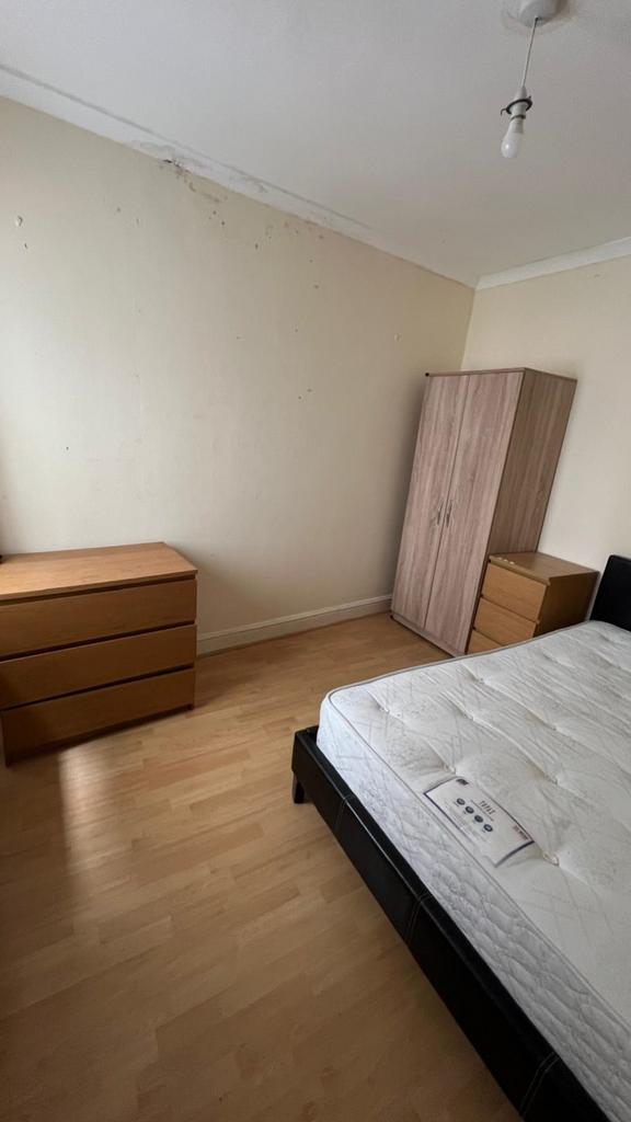 Hammersmith Road, London, W14 4 bed flat - £2,470 pcm (£570 pw)
