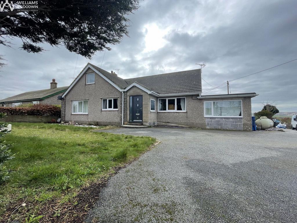 Gadfa, Penysarn, Anglesey, LL69 3 bed detached bungalow for sale - £305,000