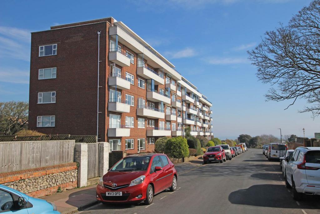 Cliff Road, Eastbourne, BN20 7XE 3 bed flat for sale - £350,000