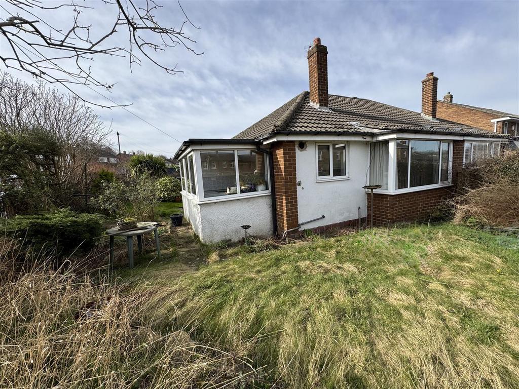 Long Lane, Clayton West, Huddersfield... 2 bed semi-detached bungalow ...