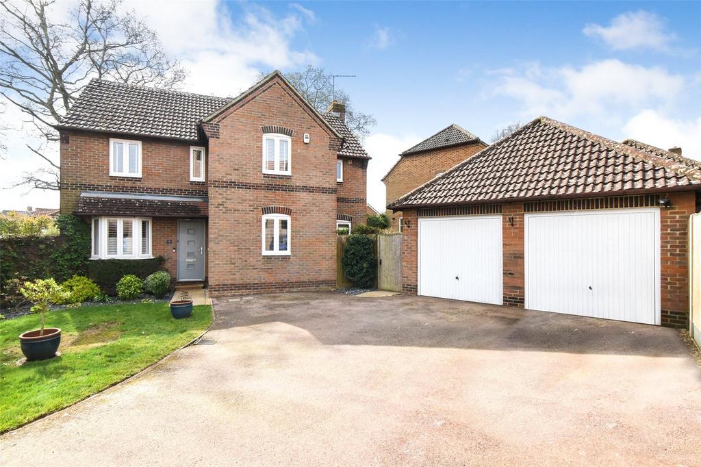 Hop Garden Road, Hampshire RG27 4 bed detached house for sale - £695,000