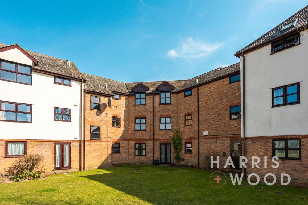 Hamilton Court, Templemead, Witham... 2 bed apartment - £160,000