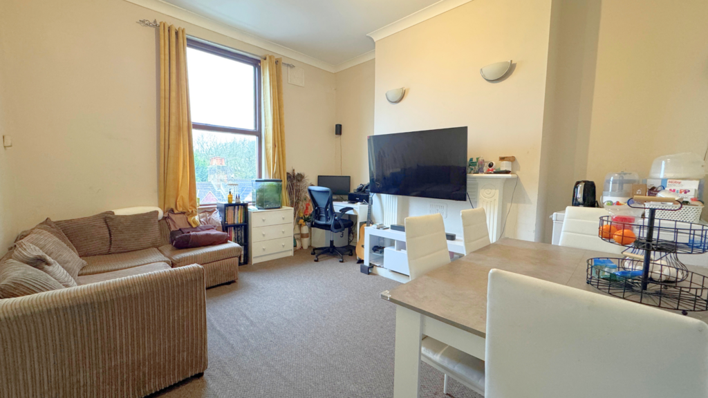 Vicarage Park 3 bed apartment - £300,000