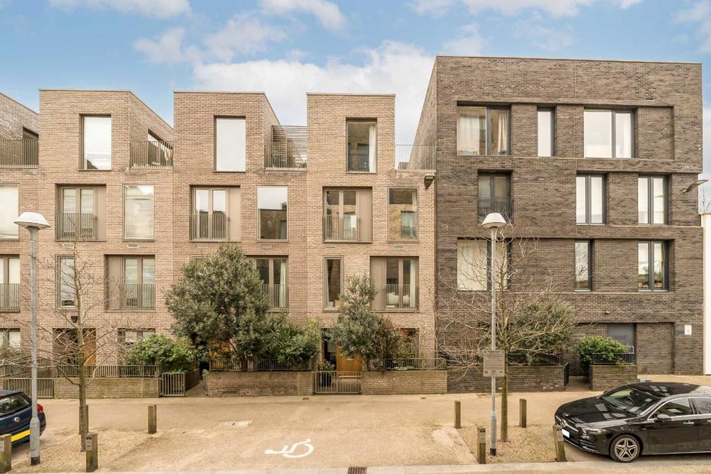 Boaters Avenue, Brentford TW8 5 bed house - £4,000 pcm (£923 pw)