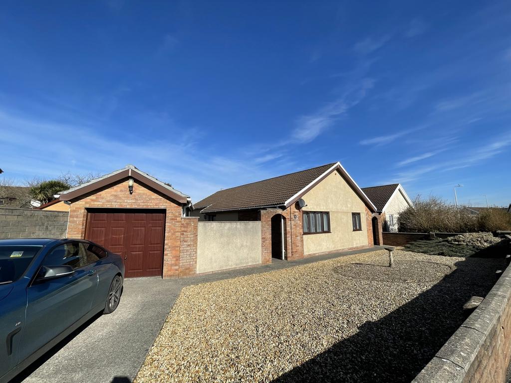 Adrian Close, Porthcawl CF36 3 bed detached bungalow to rent - £1,300 ...