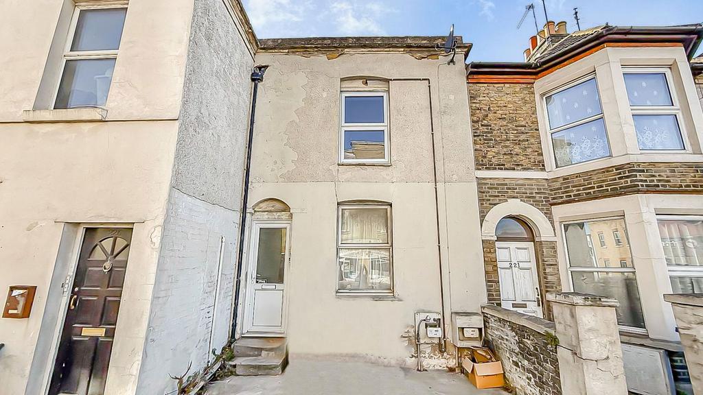 High Street, Sheerness ME12 1 bed flat for sale - £105,000