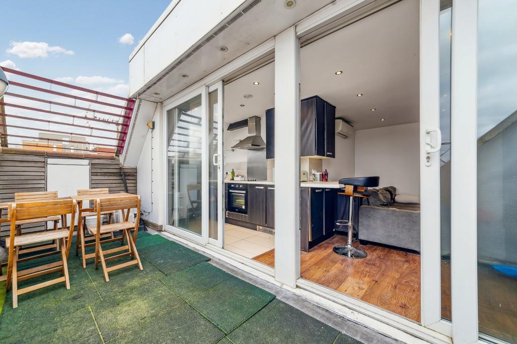 Ritherdon Road, London SW17 3 bed flat - £2,750 pcm (£635 pw)