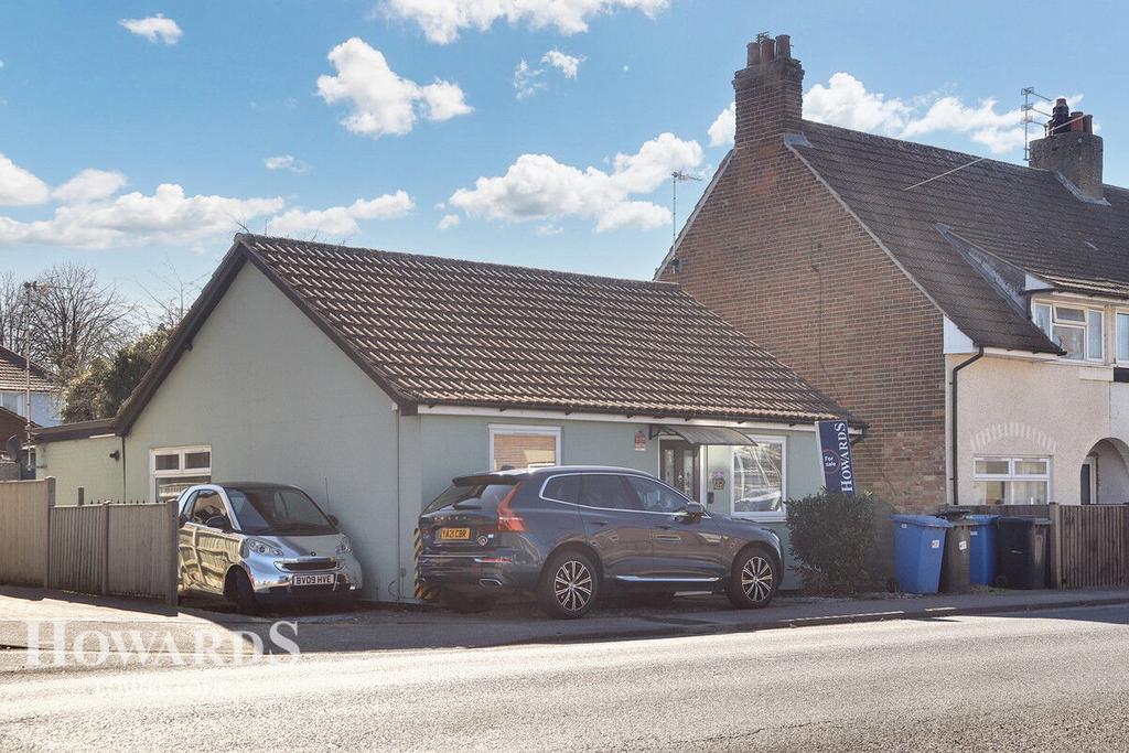 Victoria Road, Lowestoft 2 bed detached bungalow - £170,000