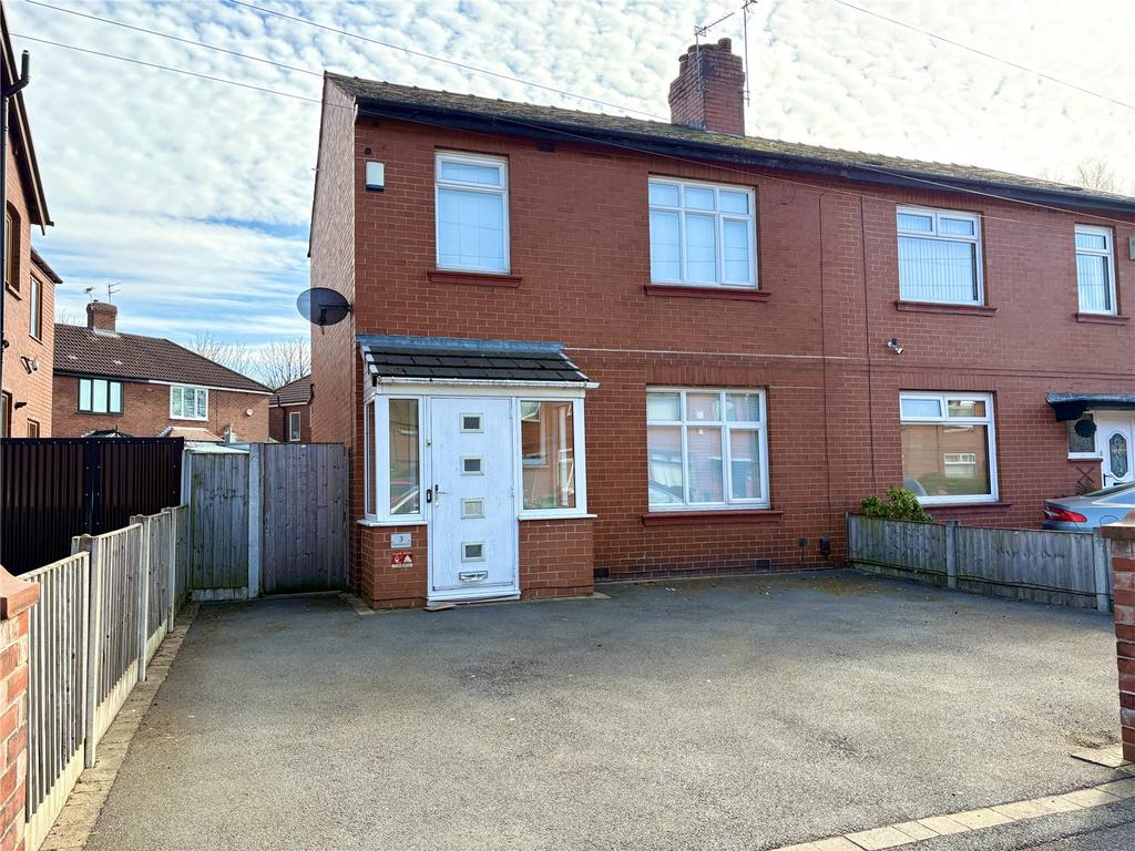 Thatch Leach, Chadderton, Oldham, OL9 3 bed semi-detached house - £250,000