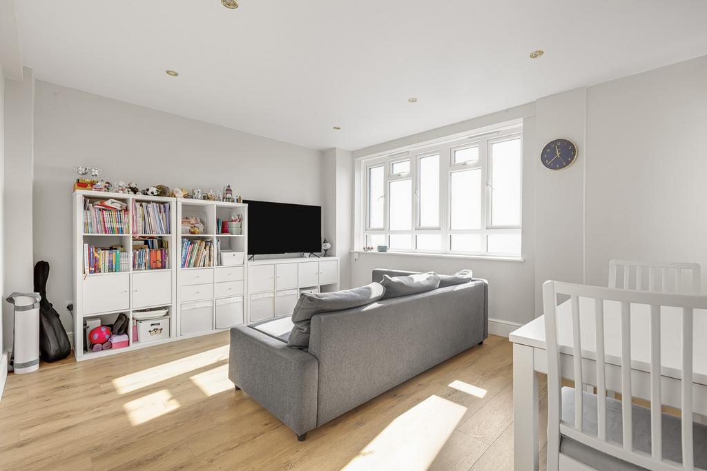 Albert Drive, London, SW19 3 bed flat for sale - £450,000