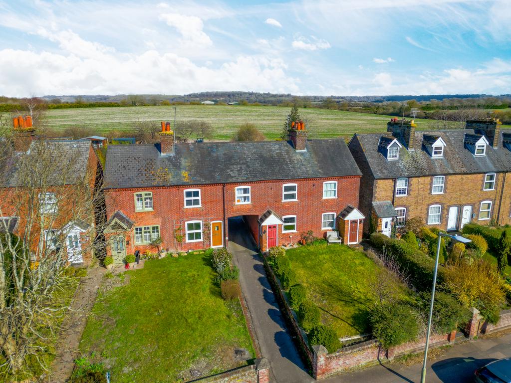 Wingrave Road, Tring HP23 3 bed terraced house for sale - £510,000